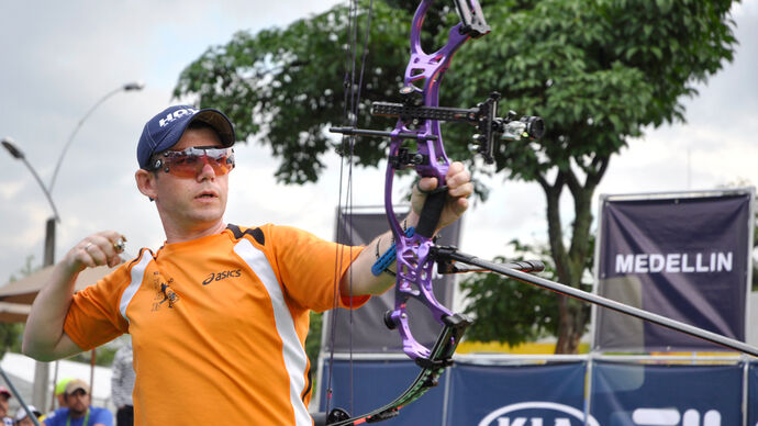 Colombia’s compound MUNOZ defers to eight-year hungry Peter ELZINGA ...